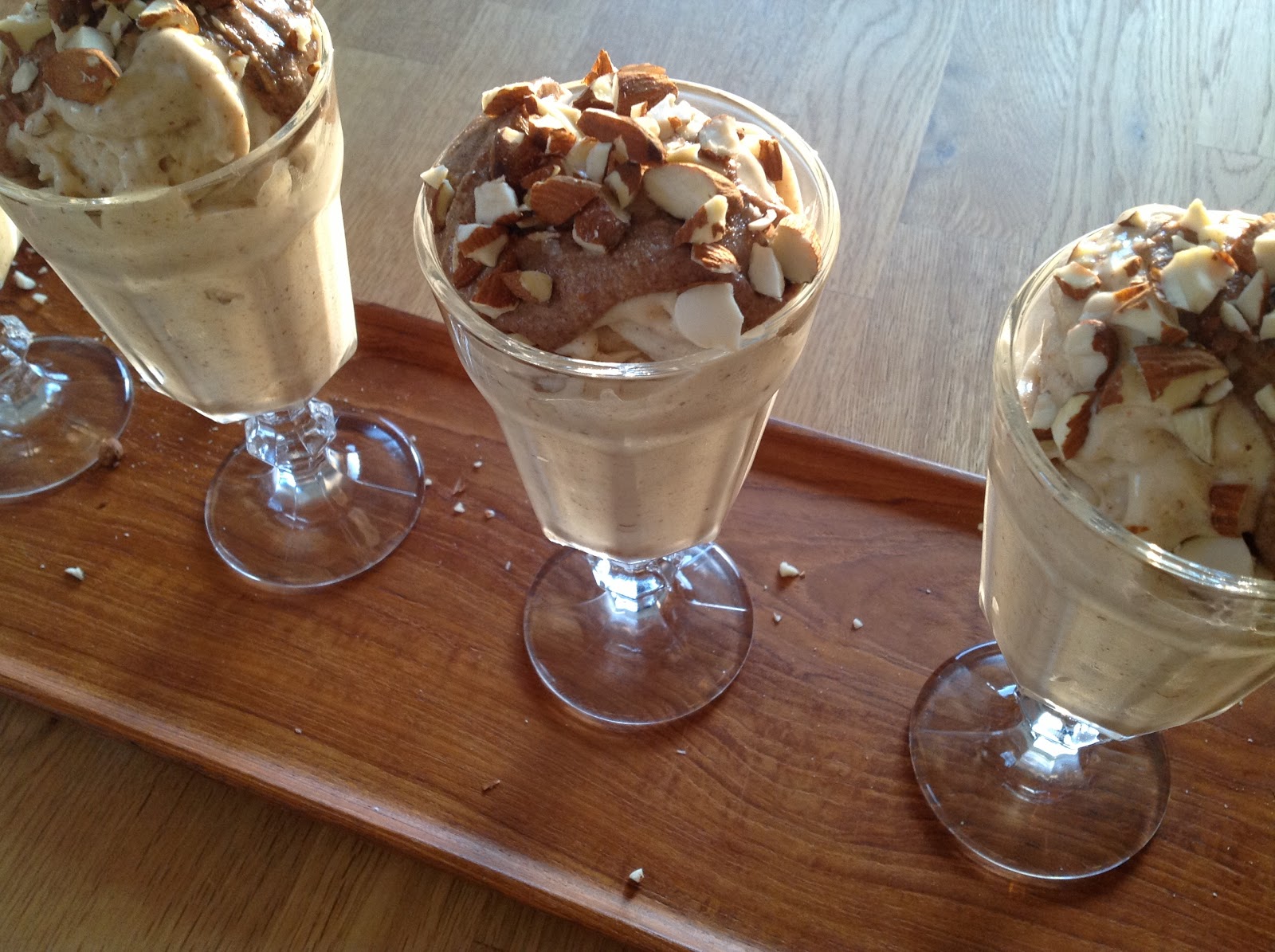 Bananglass med mandelsmör och hackad mandel - Under vårt tak